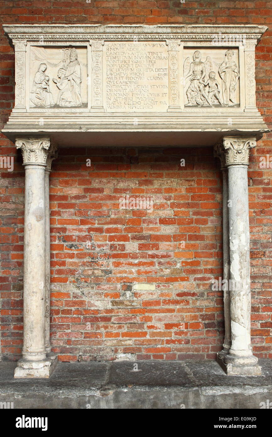 Medieval altar hi-res stock photography and images - Alamy