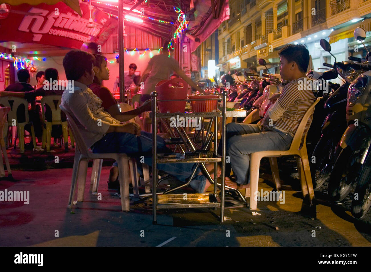 Men eating street food hi-res stock photography and images - Alamy