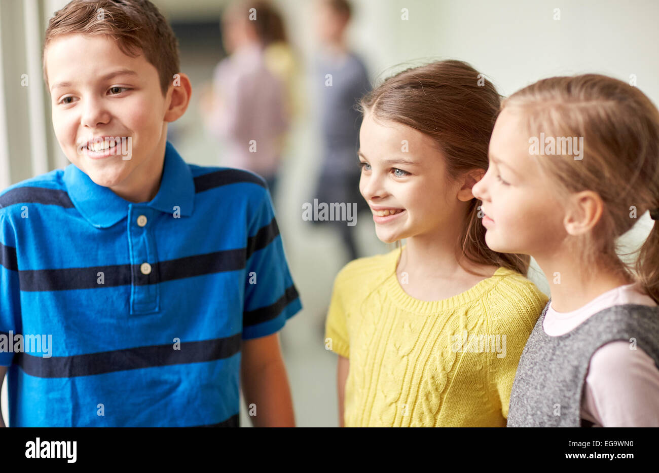 Three school friends talking hi-res stock photography and images - Alamy