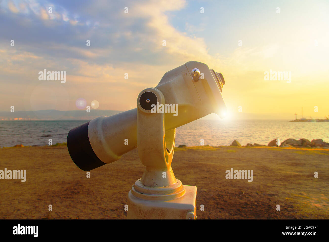 Monocular viewer hi-res stock photography and images - Alamy