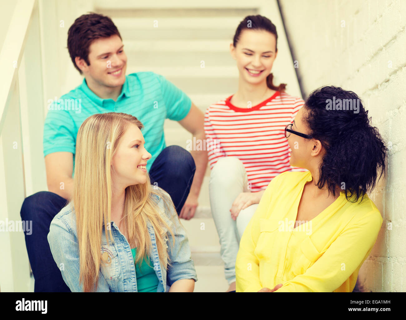 American teenagers hanging out hi-res stock photography and images - Alamy