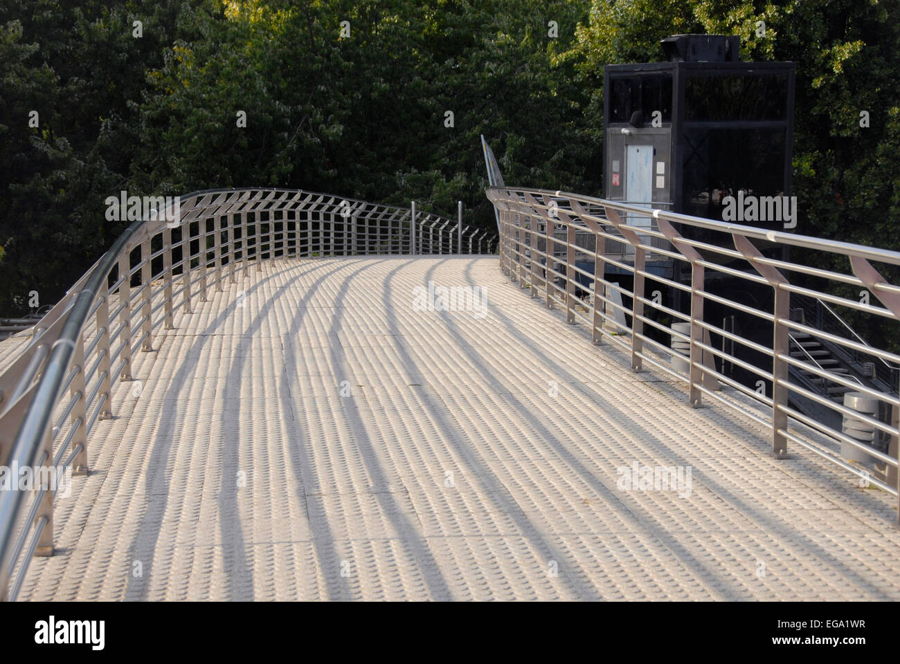 Curved bridge hi-res stock photography and images - Alamy