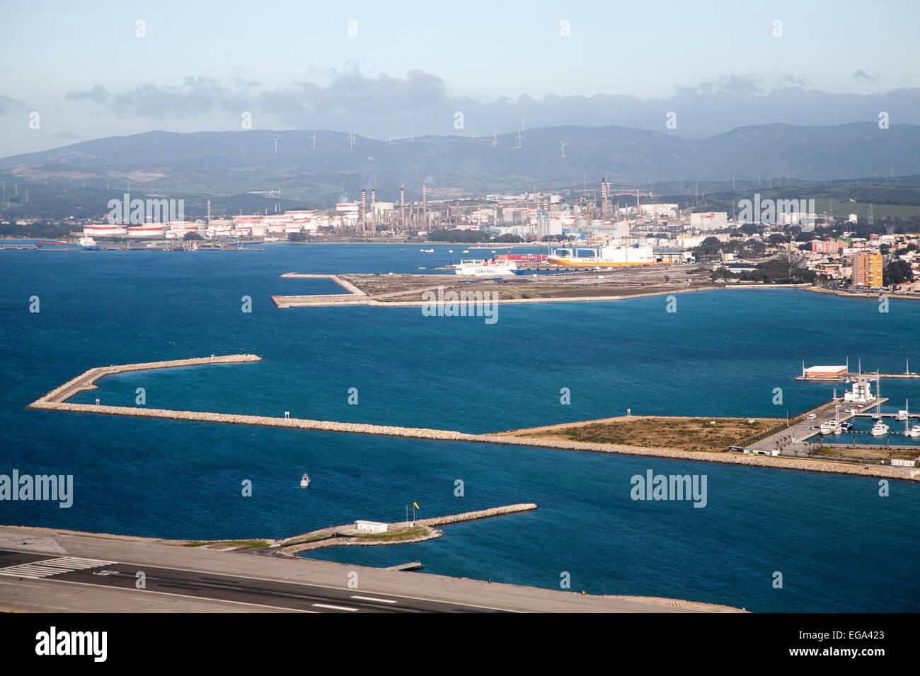 Oil refinery in la linea hi-res stock photography and images - Alamy