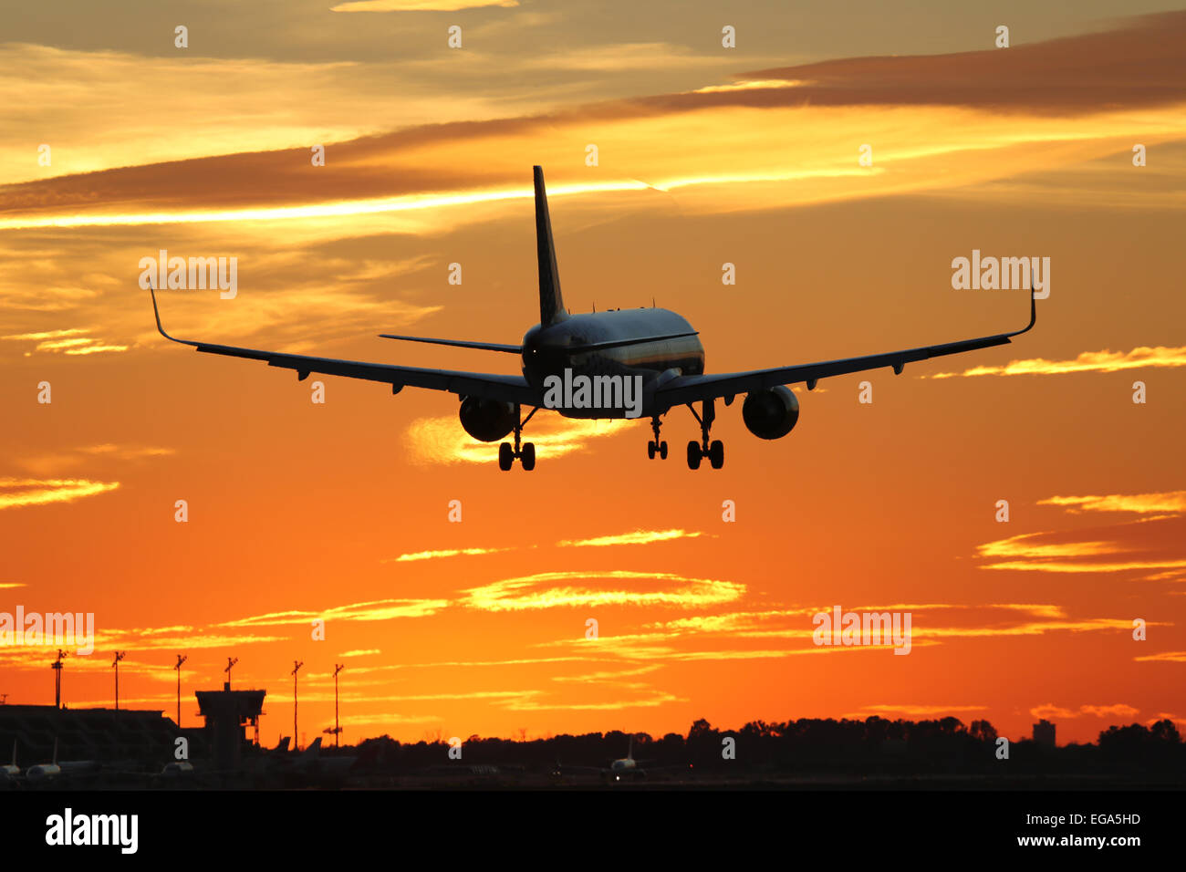 Airplane landing hi-res stock photography and images - Alamy