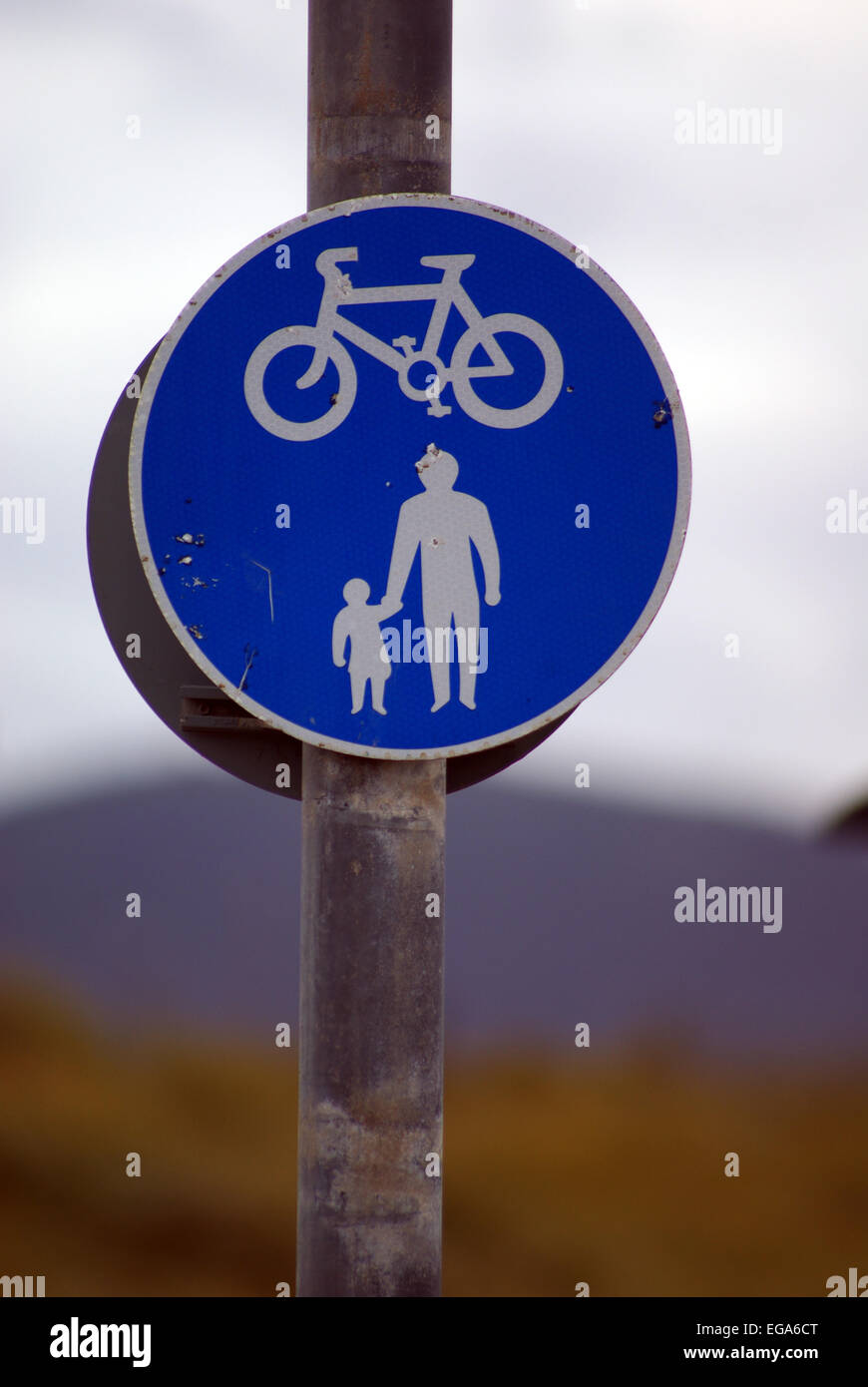 Cycle and people on a blue circle road sign Stock Photo - Alamy
