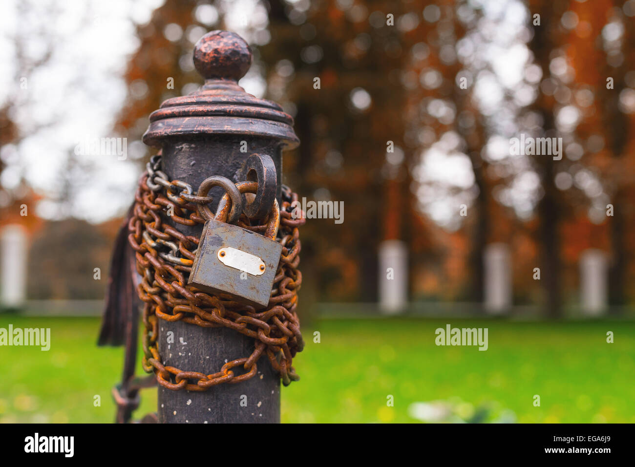 post chain lock street gate Stock Photo - Alamy