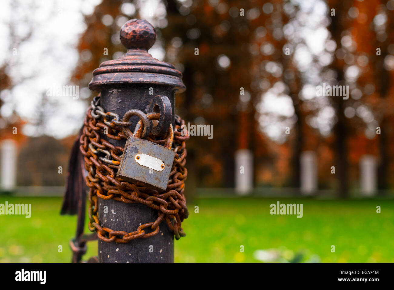 White post and chain fence hi-res stock photography and images - Alamy