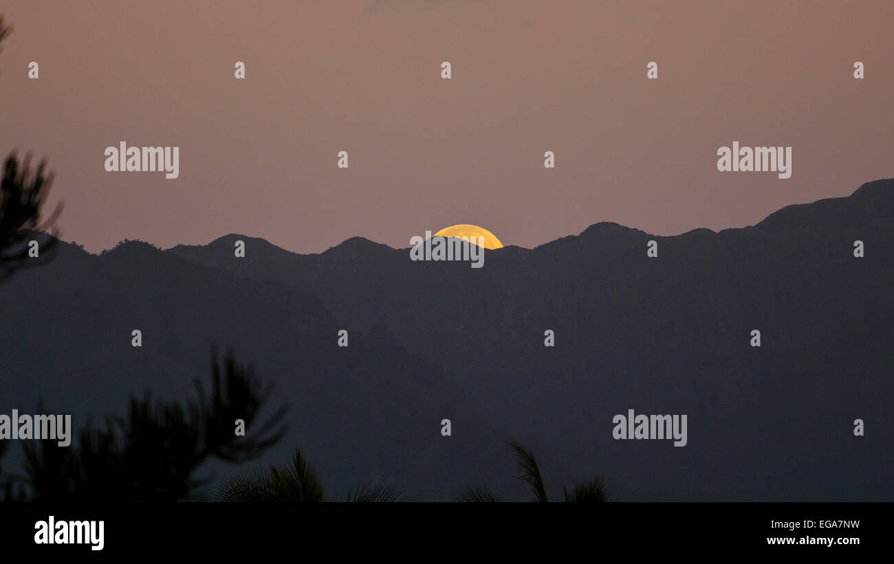 Full Moon, Kaneohe Bay, Oahu, Hawaii Stock Photo - Alamy