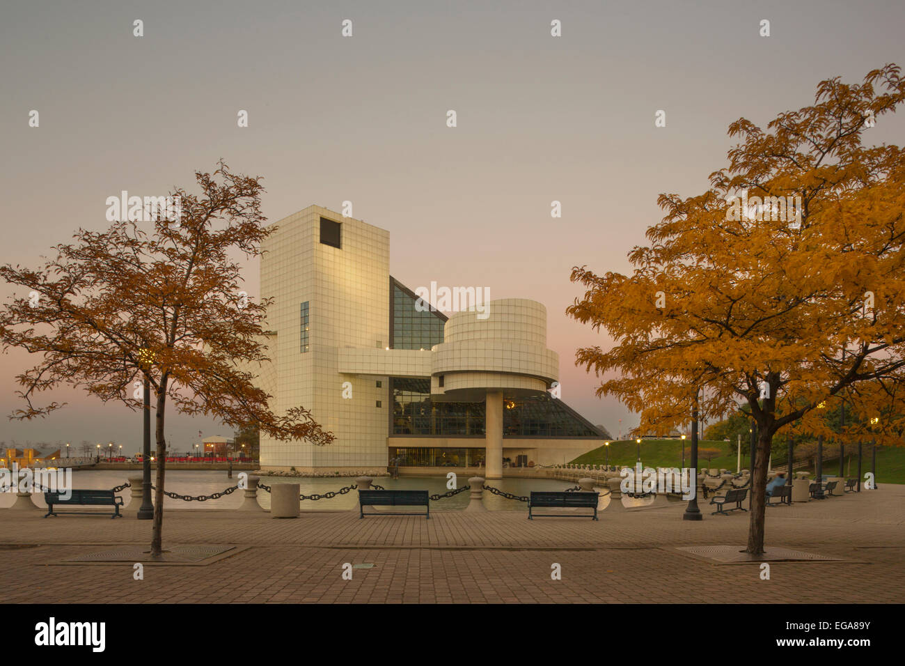 ROCK AND ROLL HALL OF FAME (©I M PEI 1995) DOWNTOWN CLEVELAND OHIO USA ...