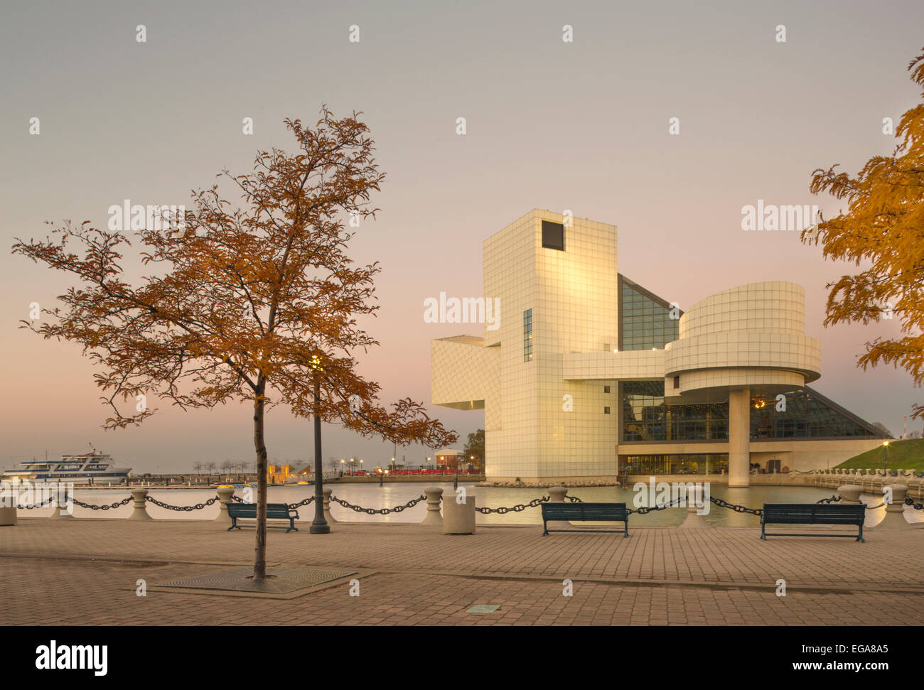 ROCK AND ROLL HALL OF FAME (©I M PEI 1995) DOWNTOWN CLEVELAND OHIO USA ...