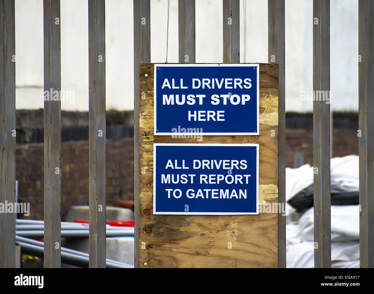 Fence gate sign construction hi-res stock photography and images - Alamy