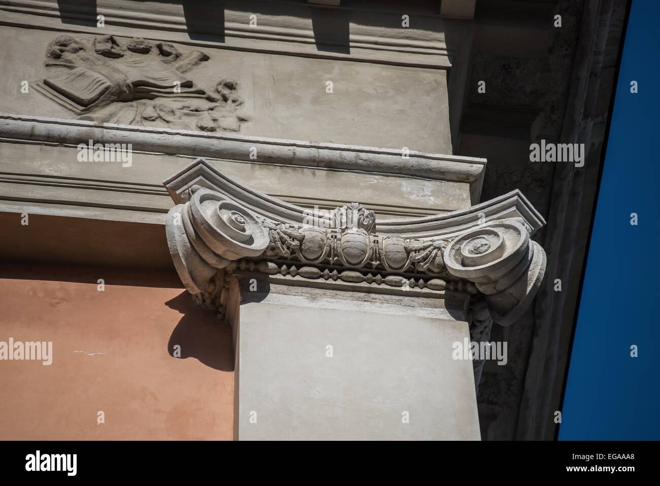 Floral capital sculpture hi-res stock photography and images - Alamy