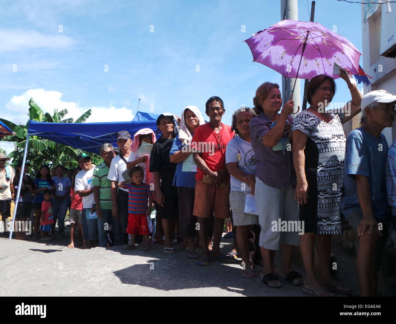 People fall in line for the relief goods distributed by the Tacloban ...