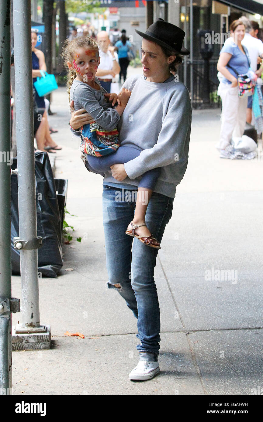 Samantha Ronson carrying Nicole Richie's daughter, Harlow in her arms ...