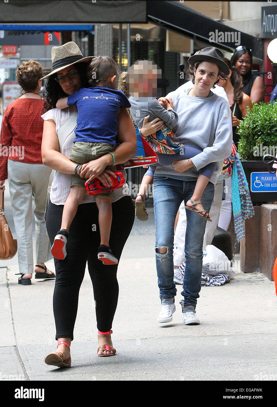 Samantha Ronson carrying Nicole Richie's daughter, Harlow in her arms ...