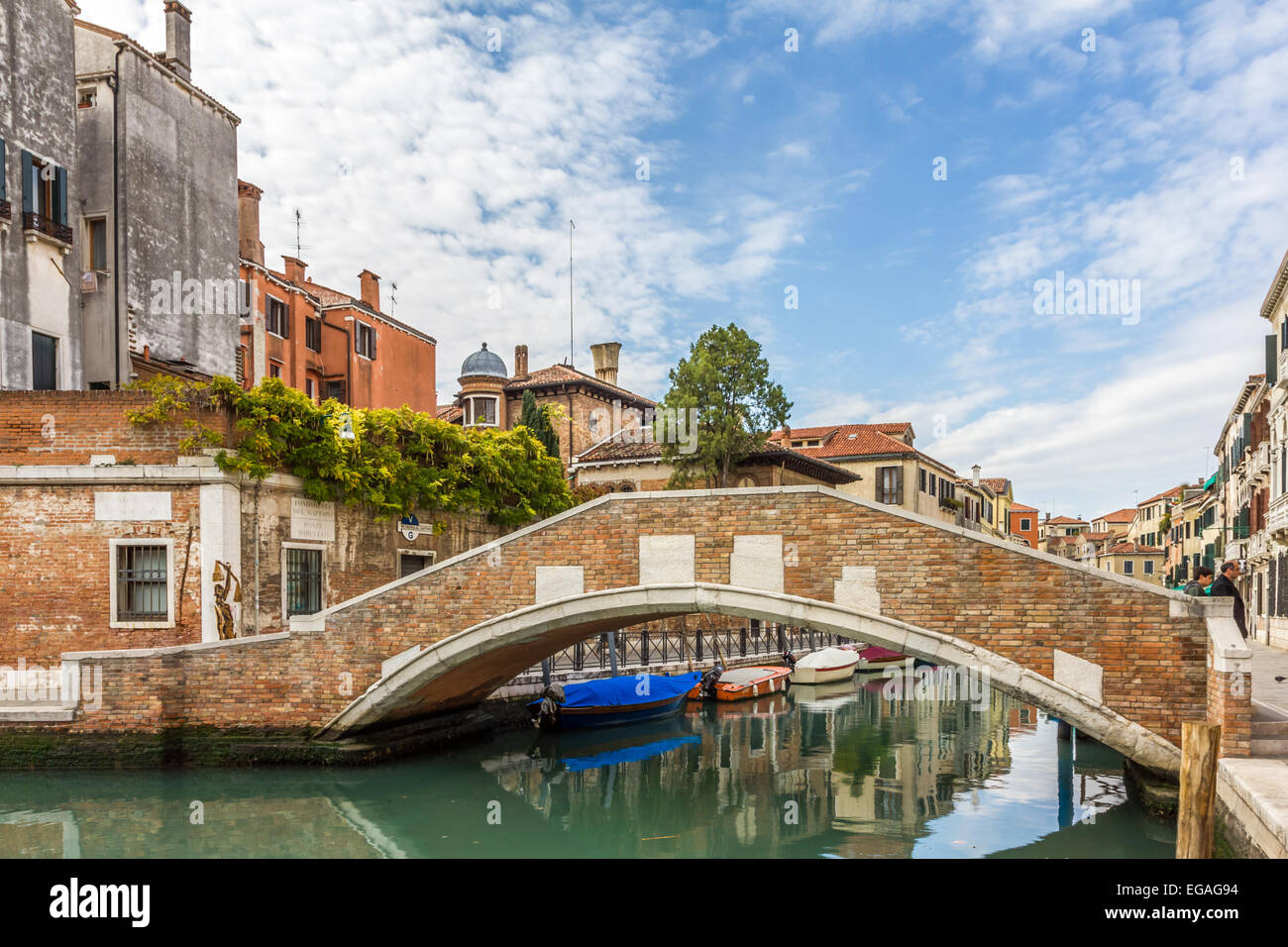 Bridge over a quiet canal in Venice Stock Photo - Alamy