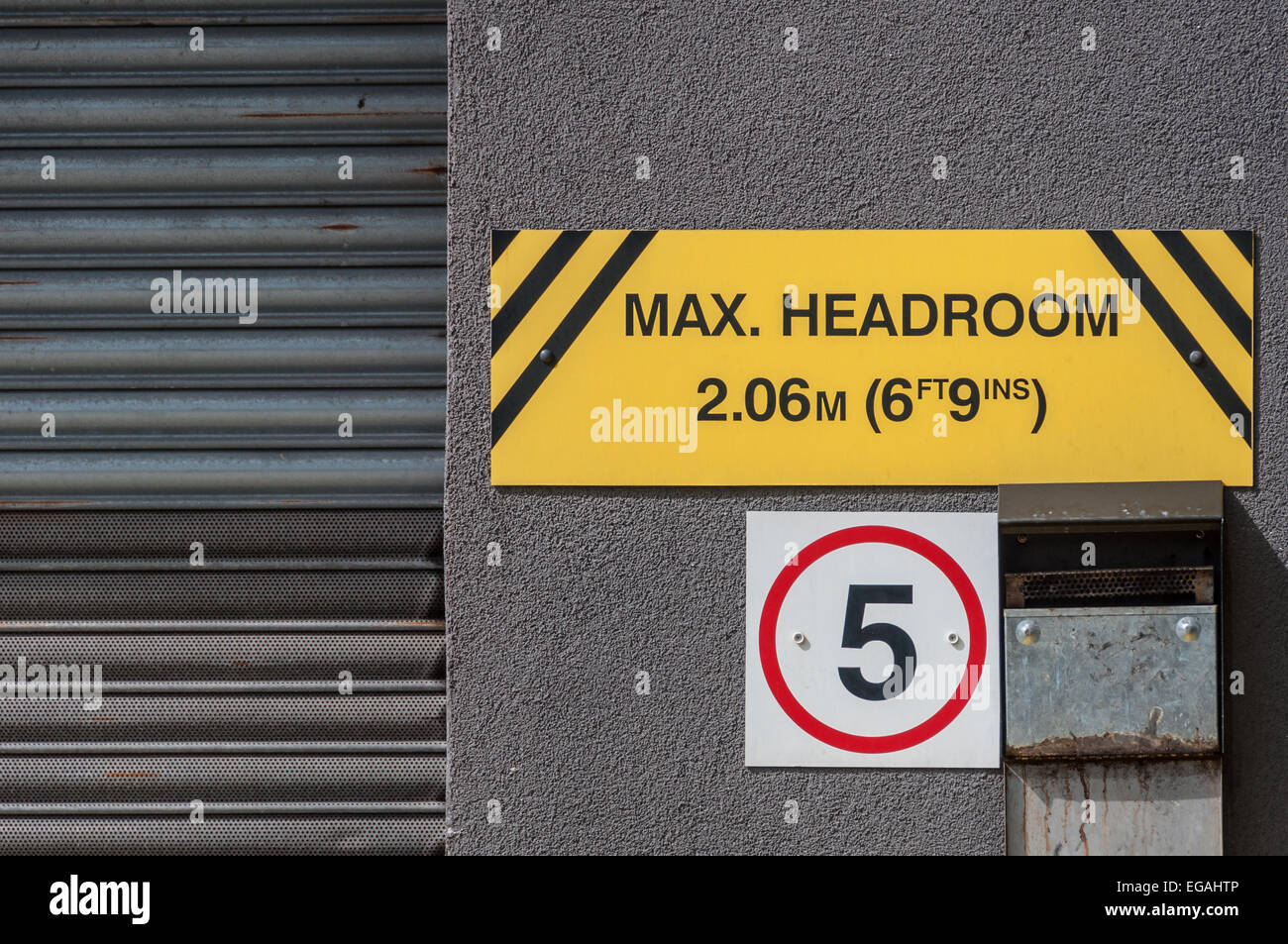 Maximum headroom warning sign for motorists Stock Photo - Alamy