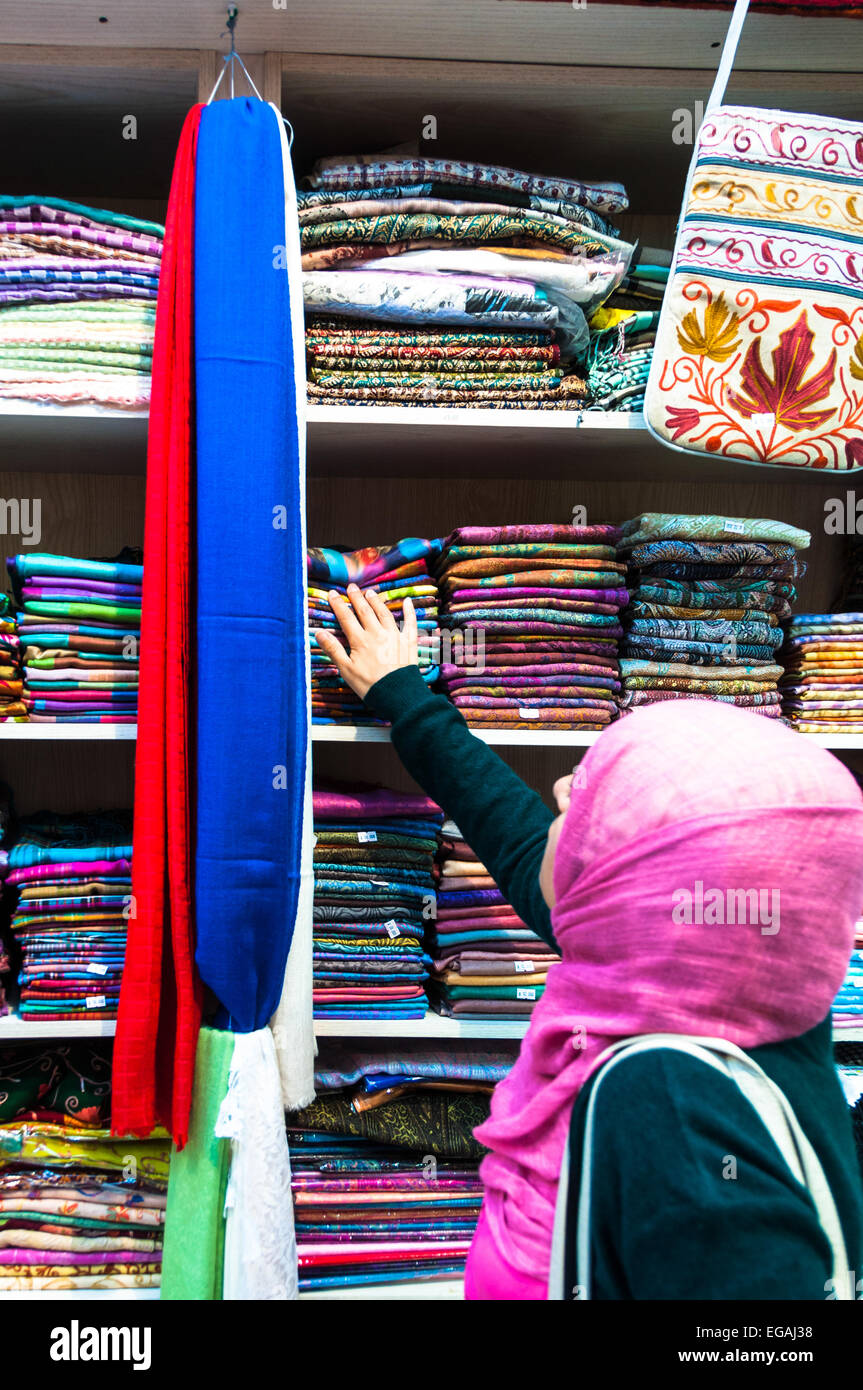 Oman market fabric tourist hi-res stock photography and images - Alamy