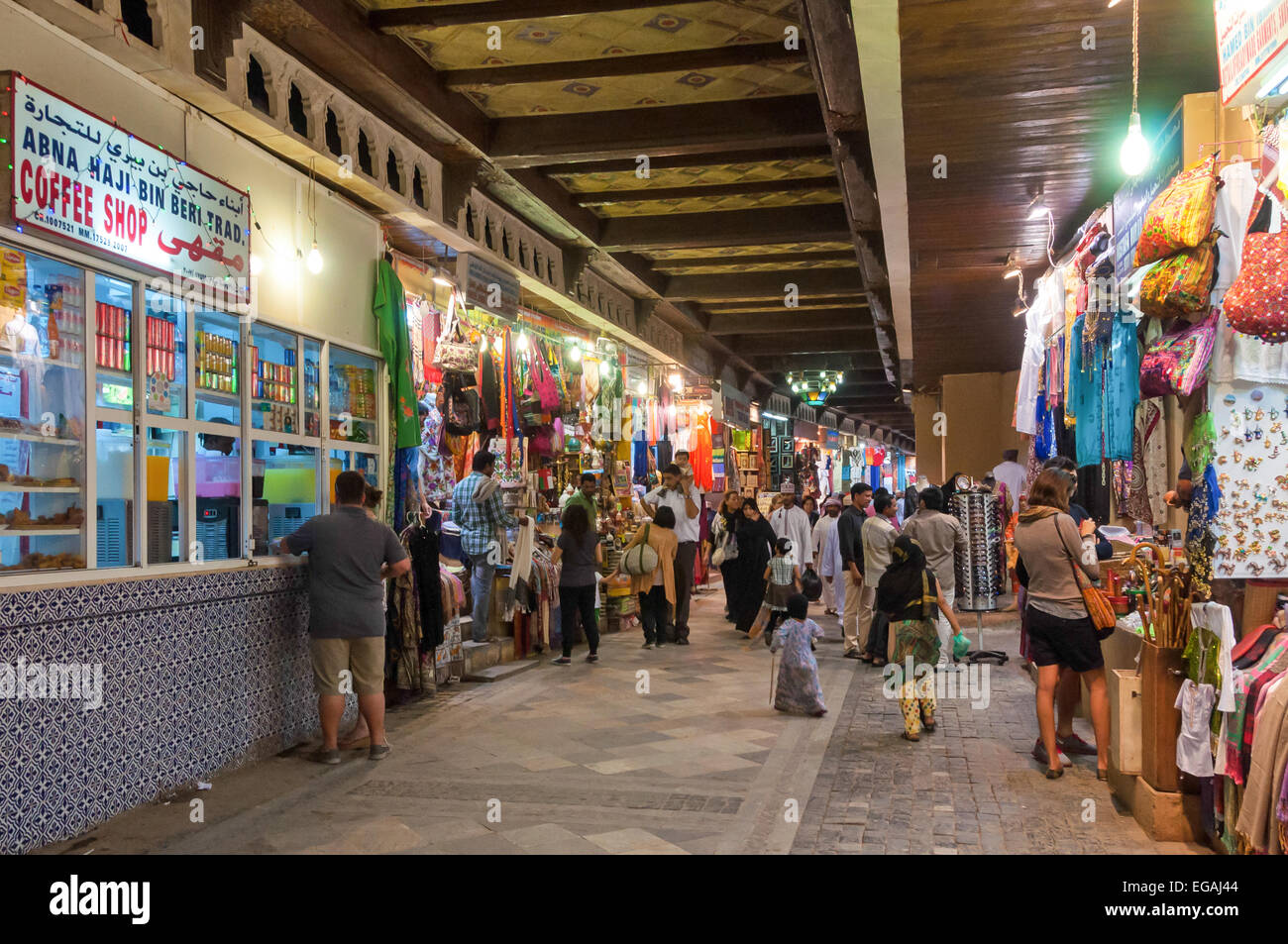Shops selling souvenirs in Mutrah Souk, in Mutrah, Muscat, Oman, Middle ...