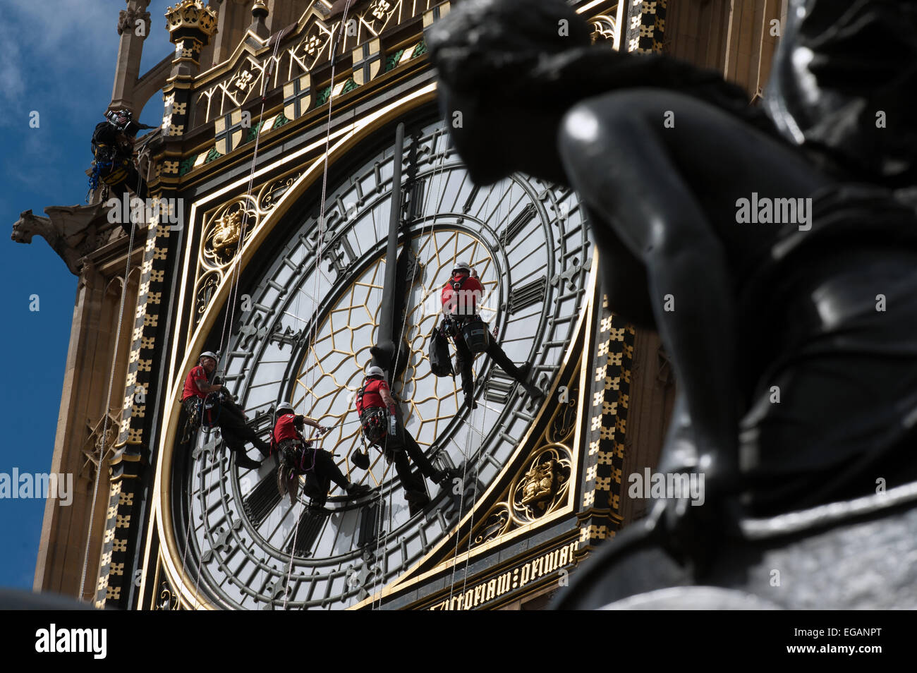Workers wash the clock face on London's landmark Big Ben (Elizabeth ...