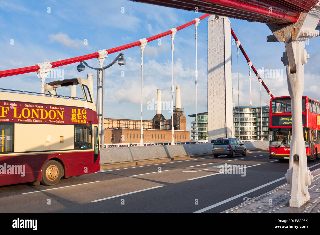 Battersea bridge bus hi-res stock photography and images - Alamy