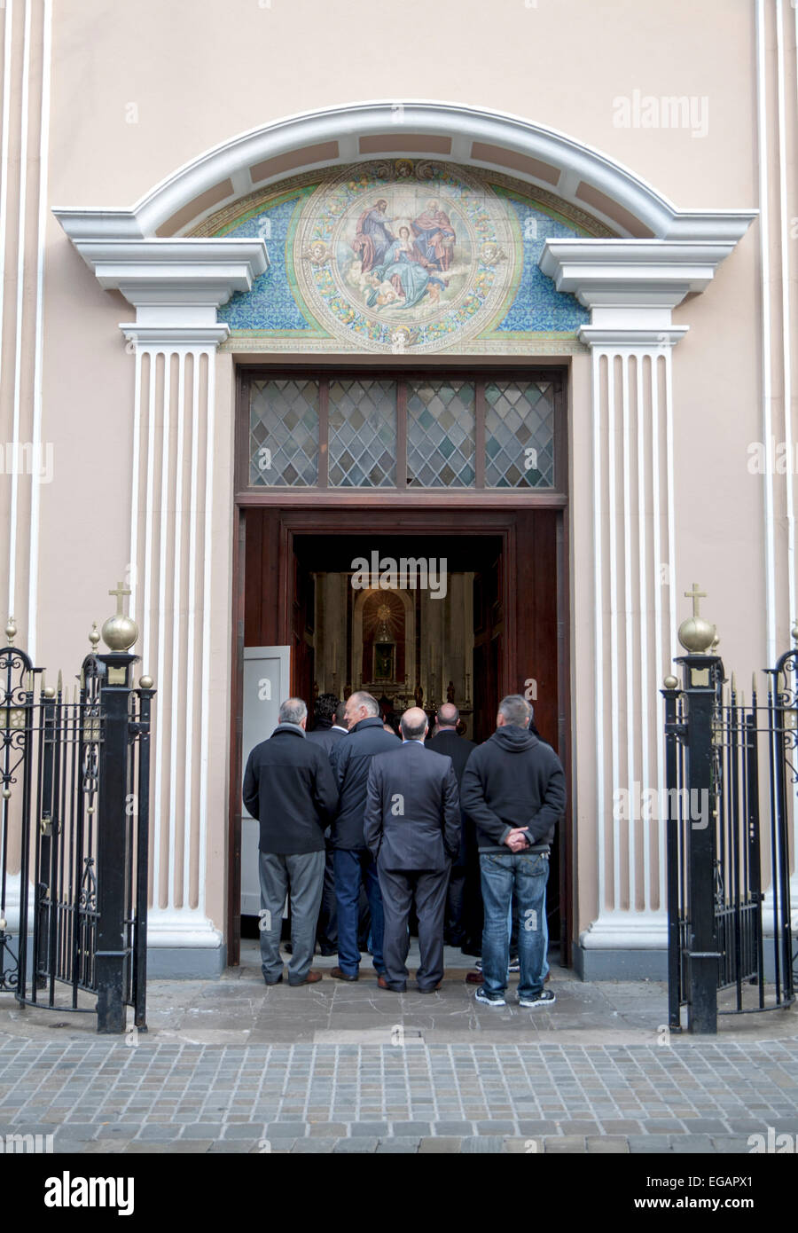 Outside outdoors crowded urban hi-res stock photography and images - Alamy