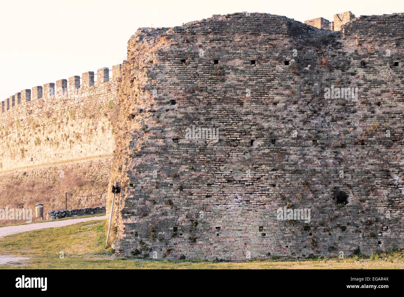 Barrier walls hi-res stock photography and images - Alamy