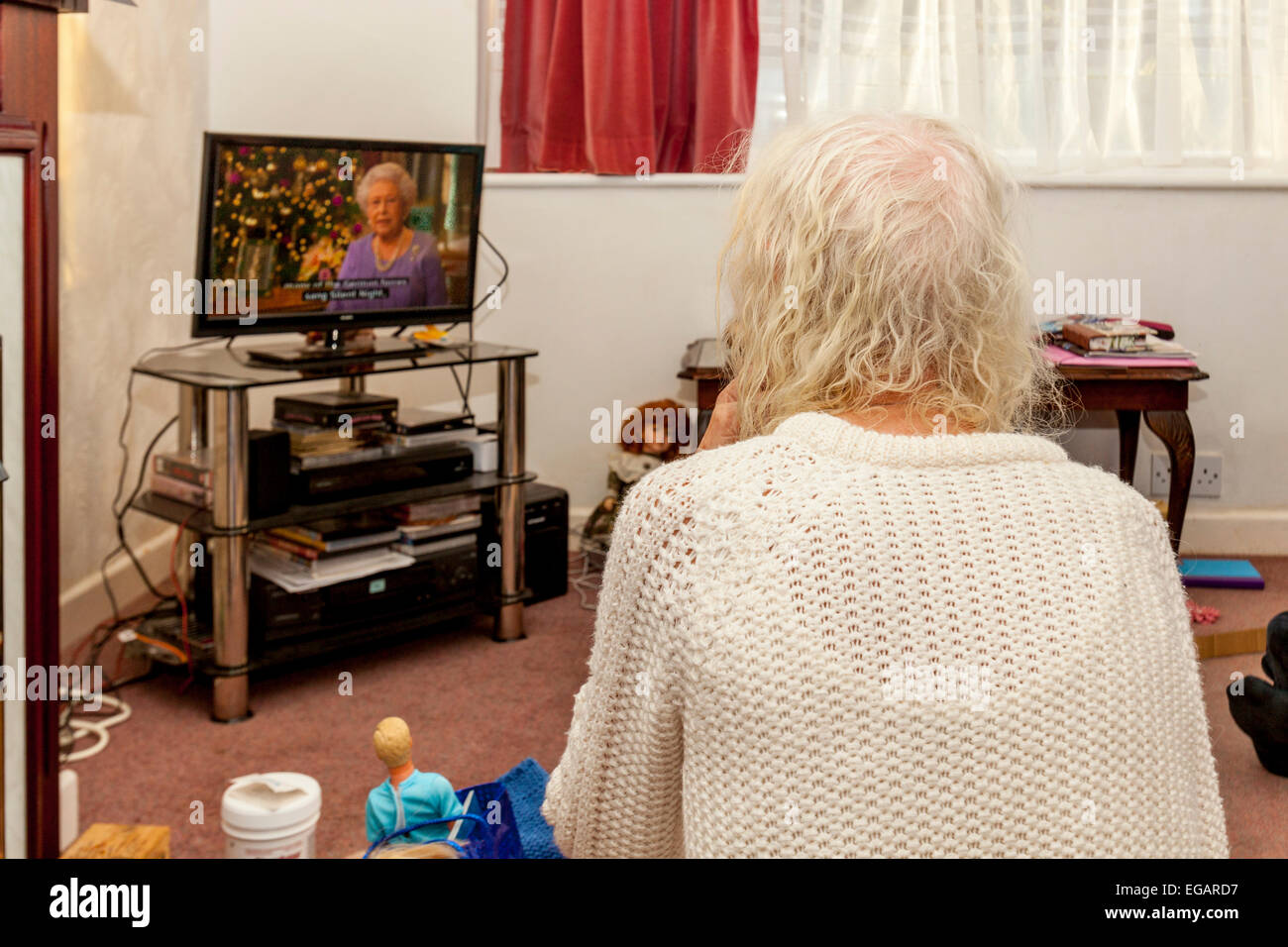 Old woman watching tv hi-res stock photography and images - Alamy