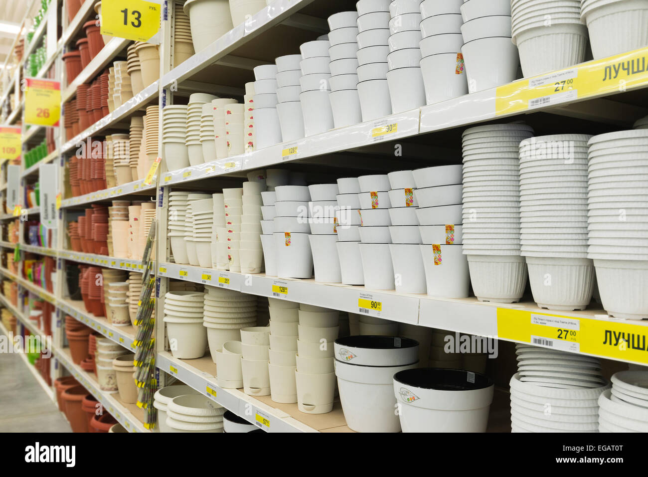 Ceramic flower pots at the shop Stock Photo - Alamy
