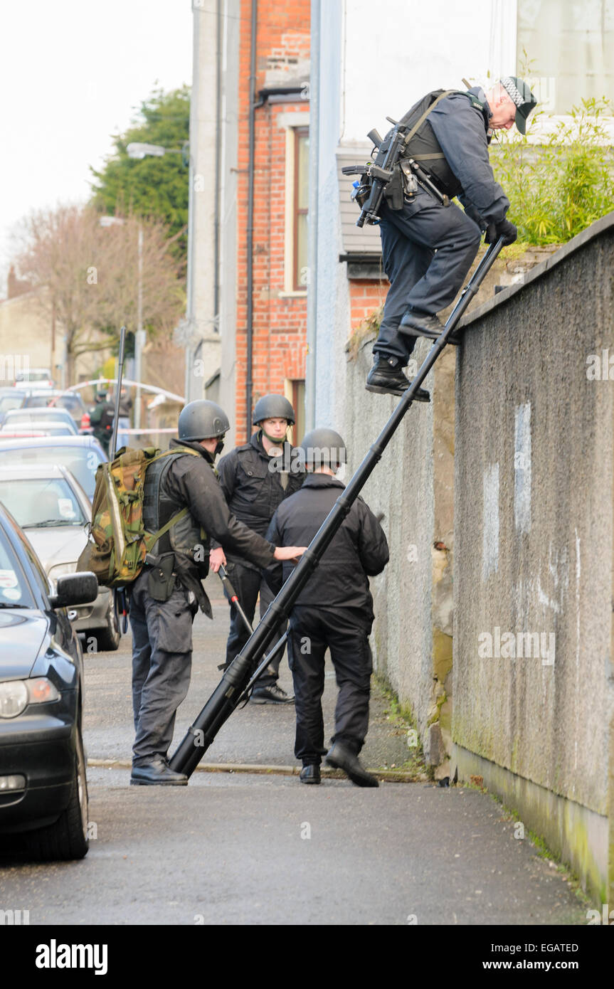 Soldier climbing a ladder over a wall hi-res stock photography and ...