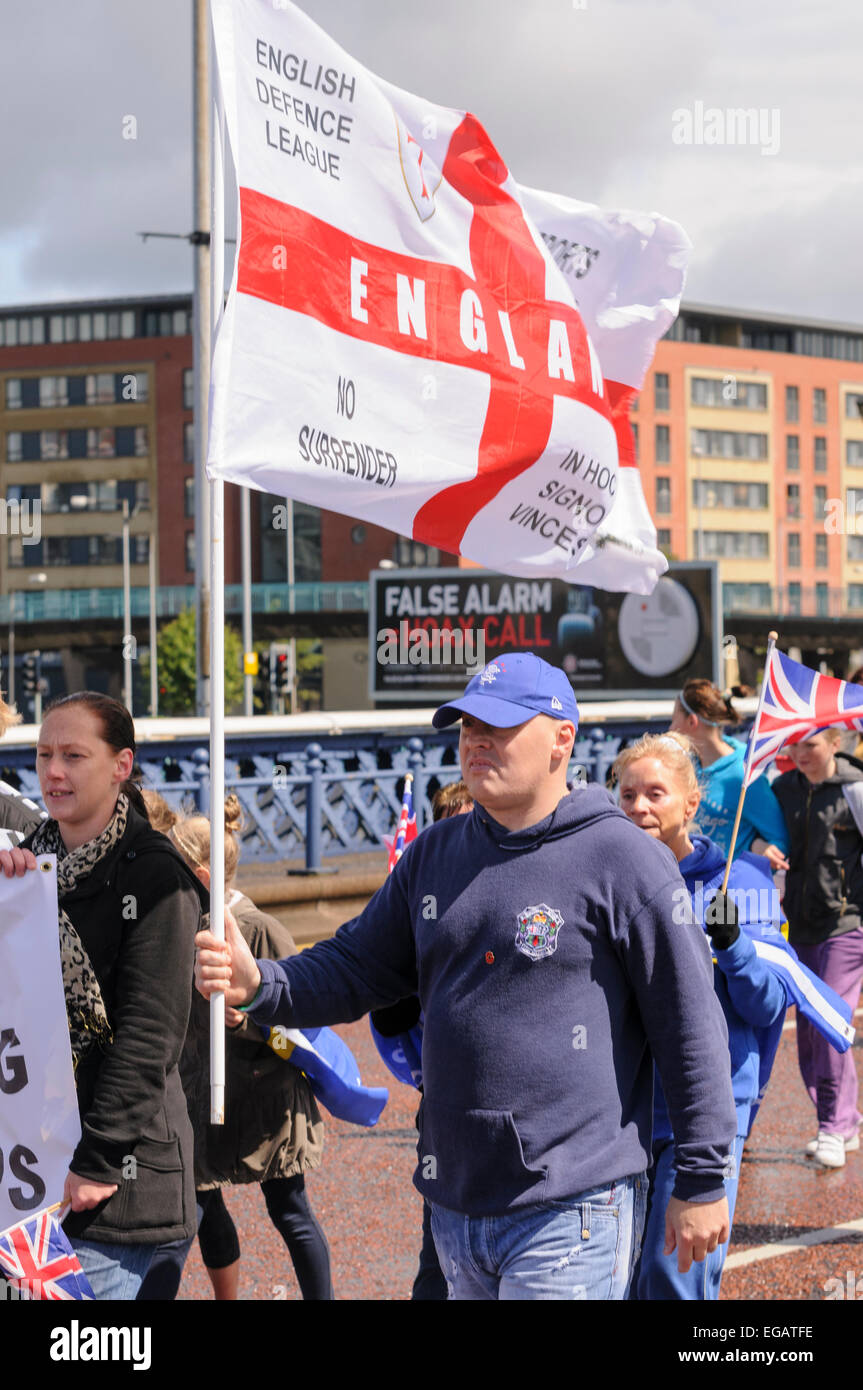 Man carrying flag of the English Defence League Stock Photo - Alamy