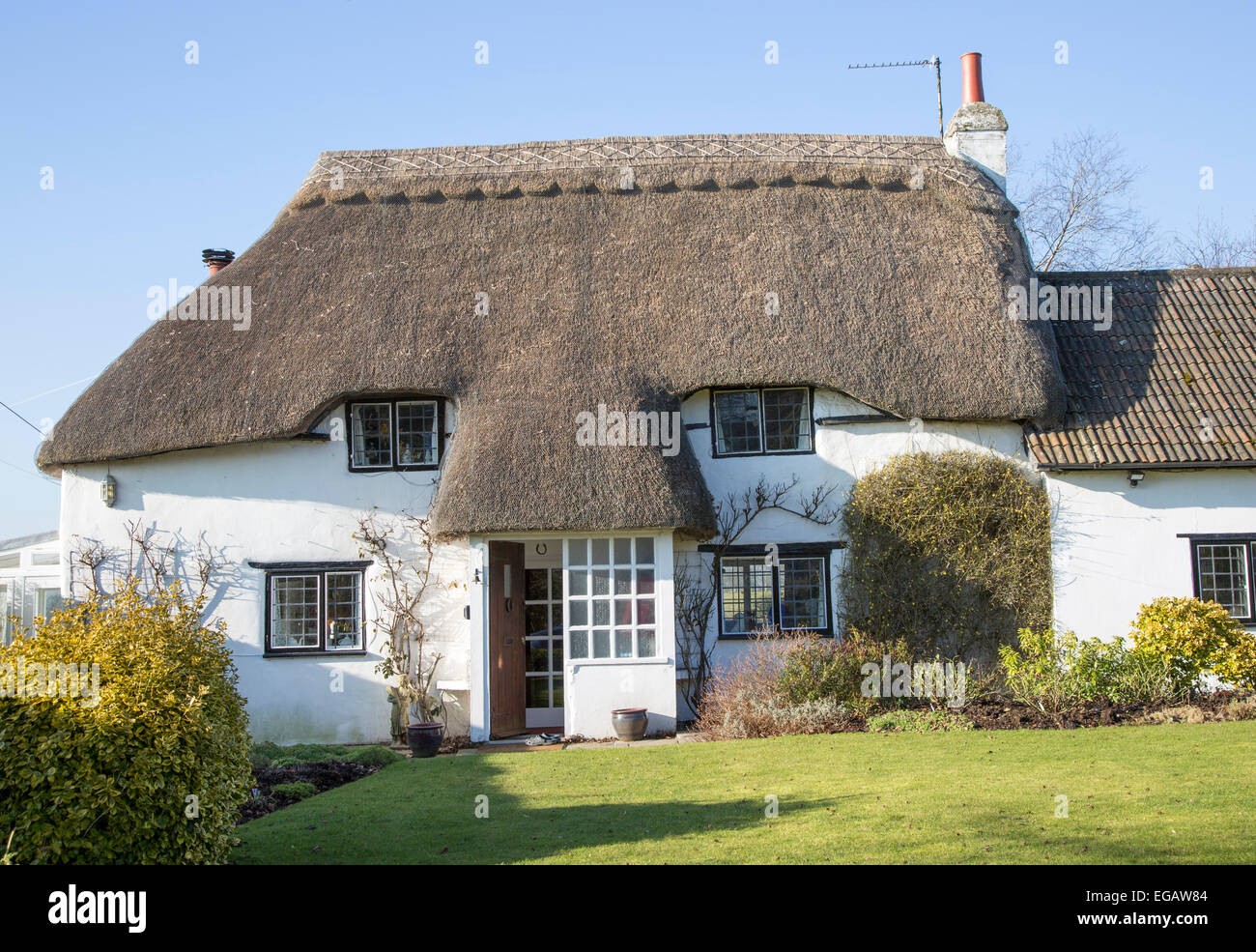 An english country cottage garden people hi-res stock photography and ...