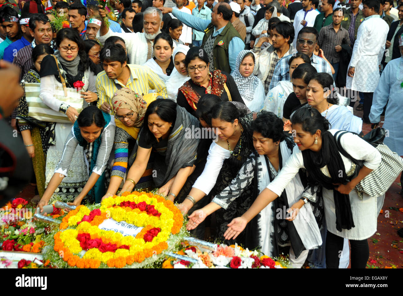 Dhaka, Bangladesh. 21st February, 2015. Visitors lay a wreath at the ...