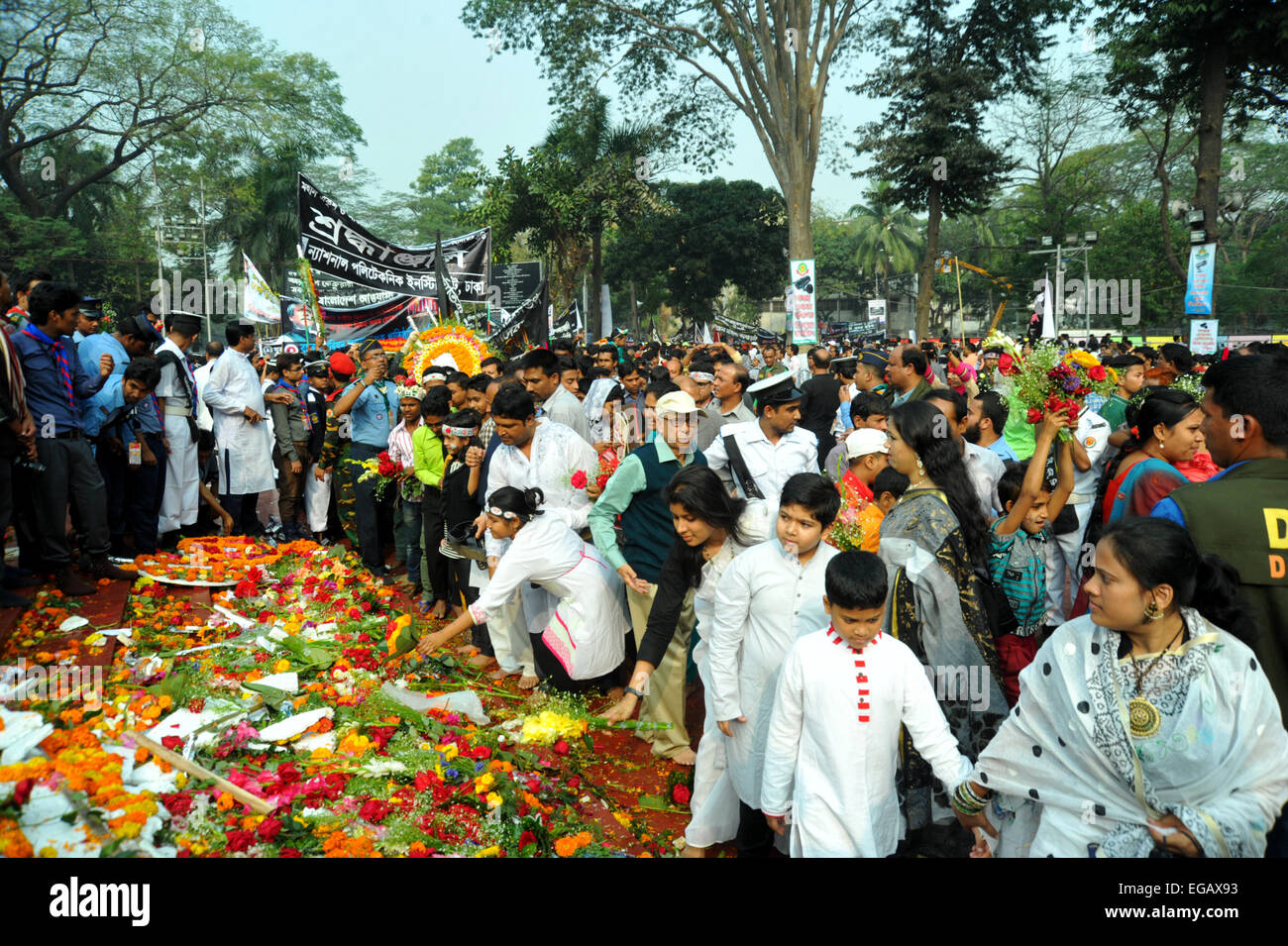 Dhaka, Bangladesh. 21st February, 2015. Visitors lay a wreath at the ...