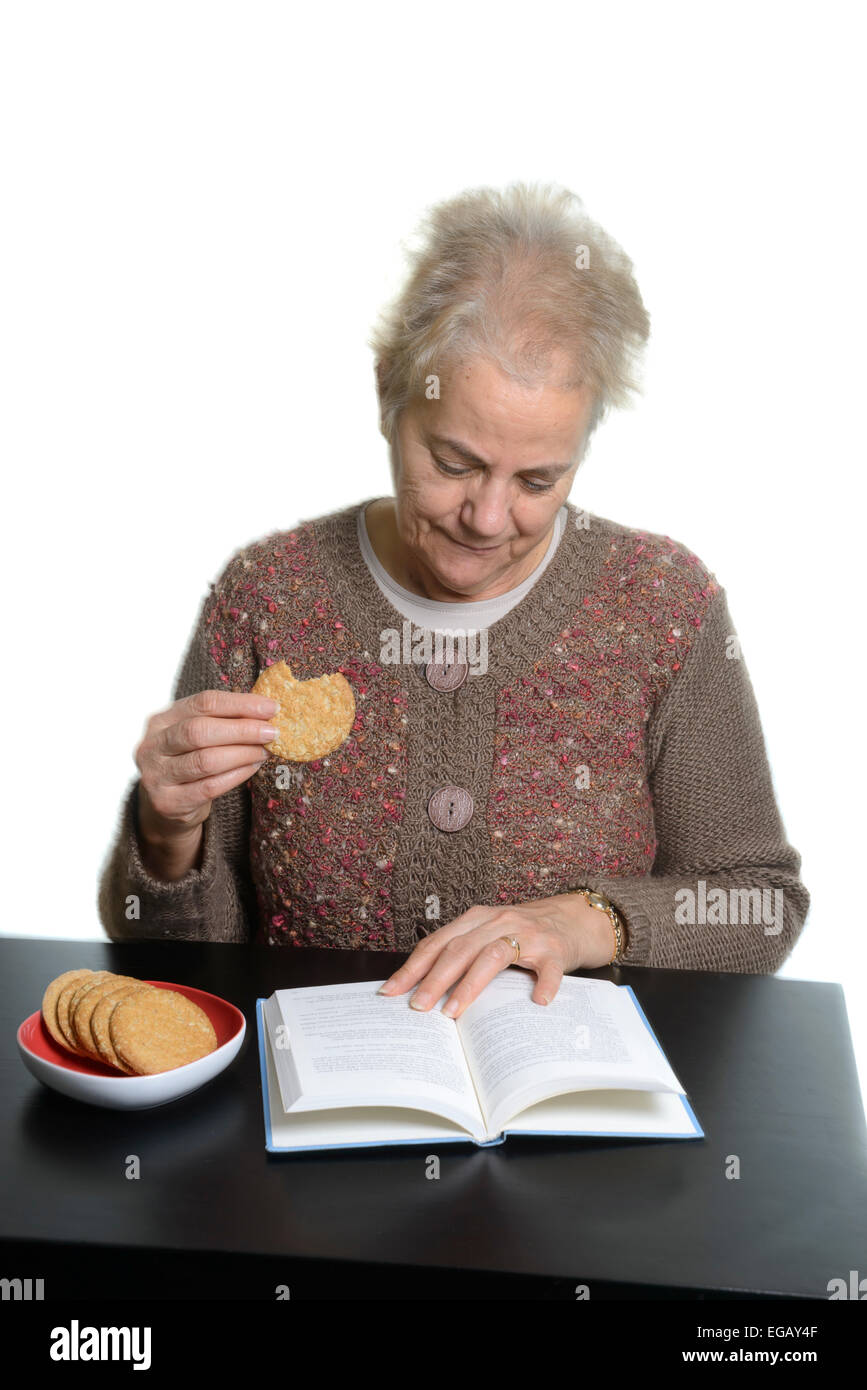 Women wearing reading glasses hi-res stock photography and images - Alamy