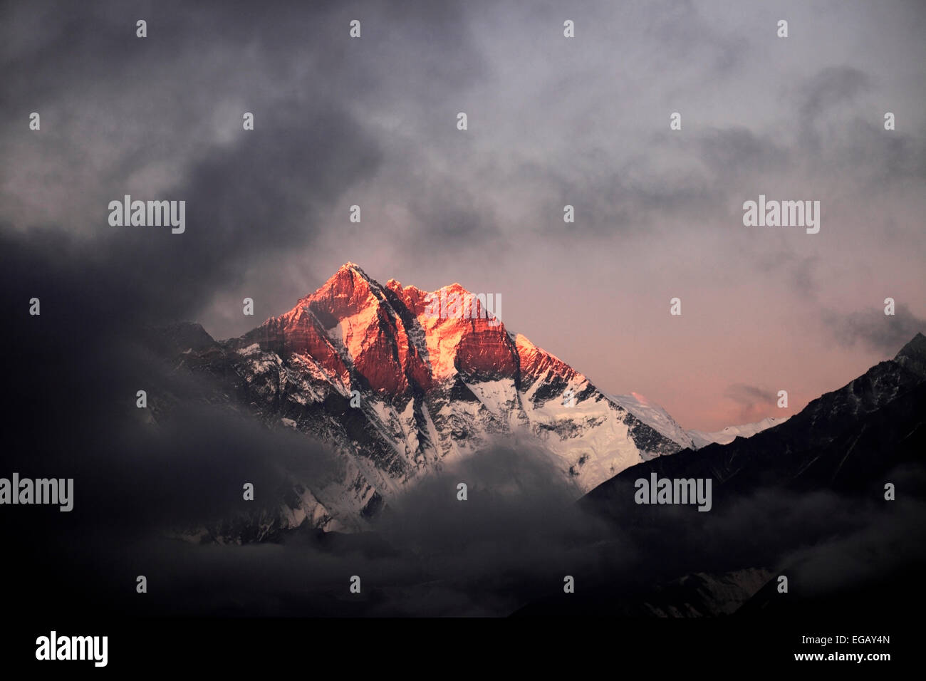 Over view lhotse mt everest hi-res stock photography and images - Alamy