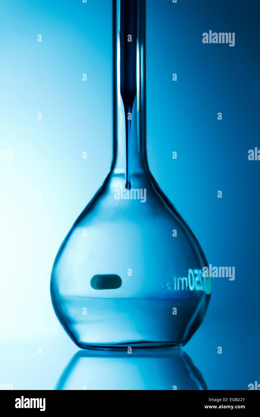 Apparatus containers lab laboratory hi-res stock photography and images ...