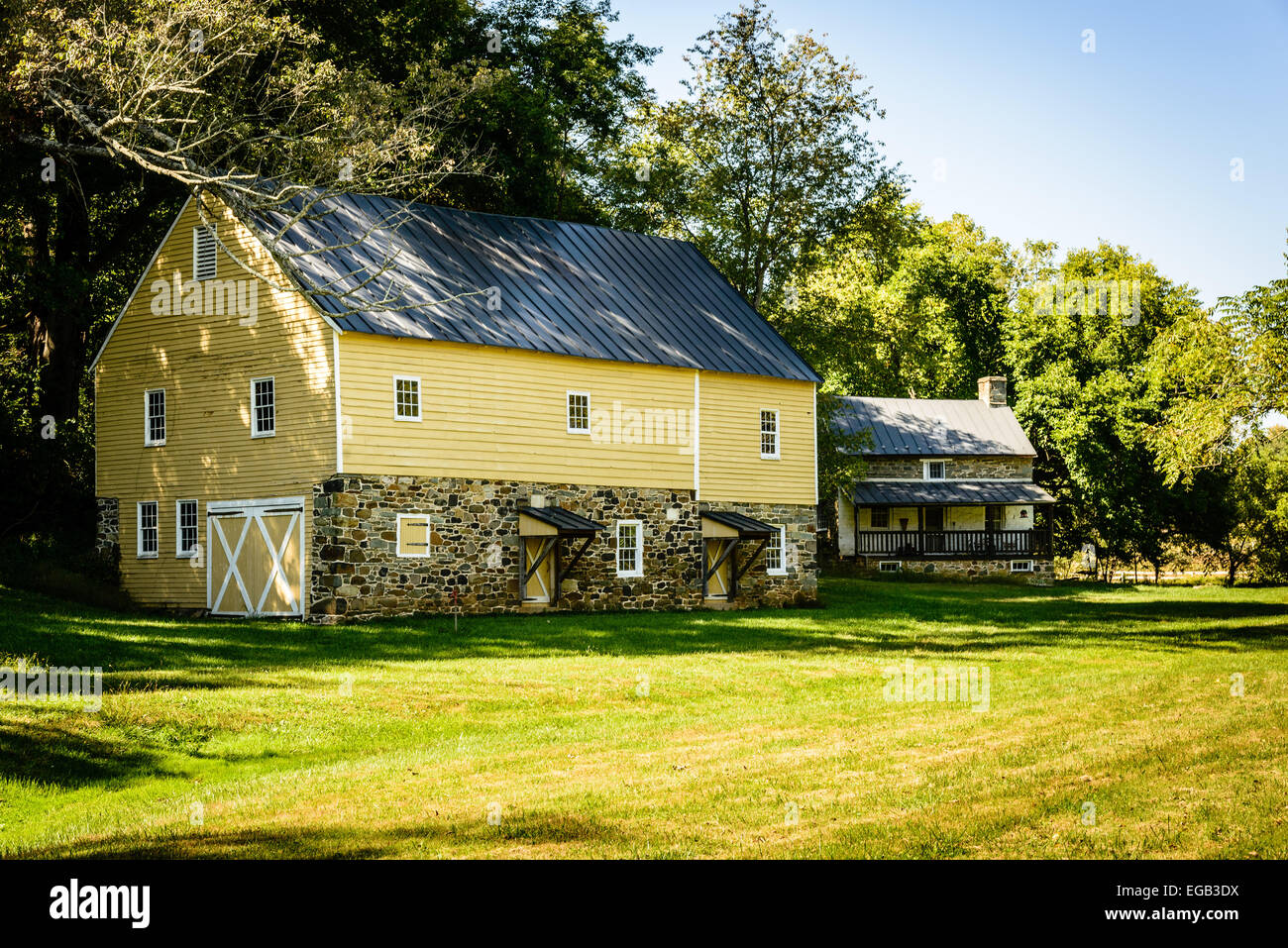 Yellow weatherboard hi-res stock photography and images - Alamy