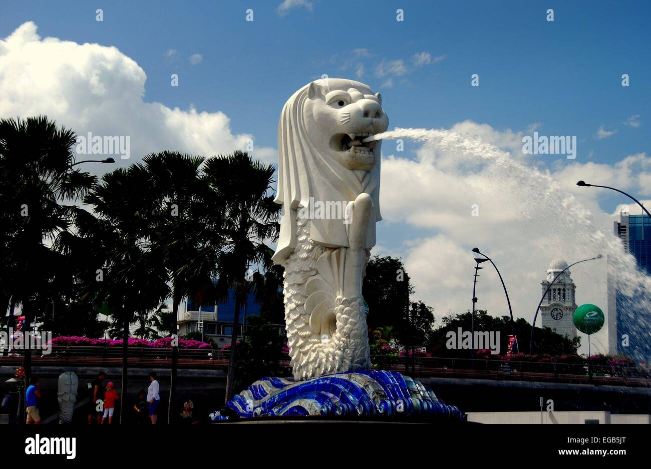 Singapore: Water spews from the mouth of the landmark Merlion Fountain ...