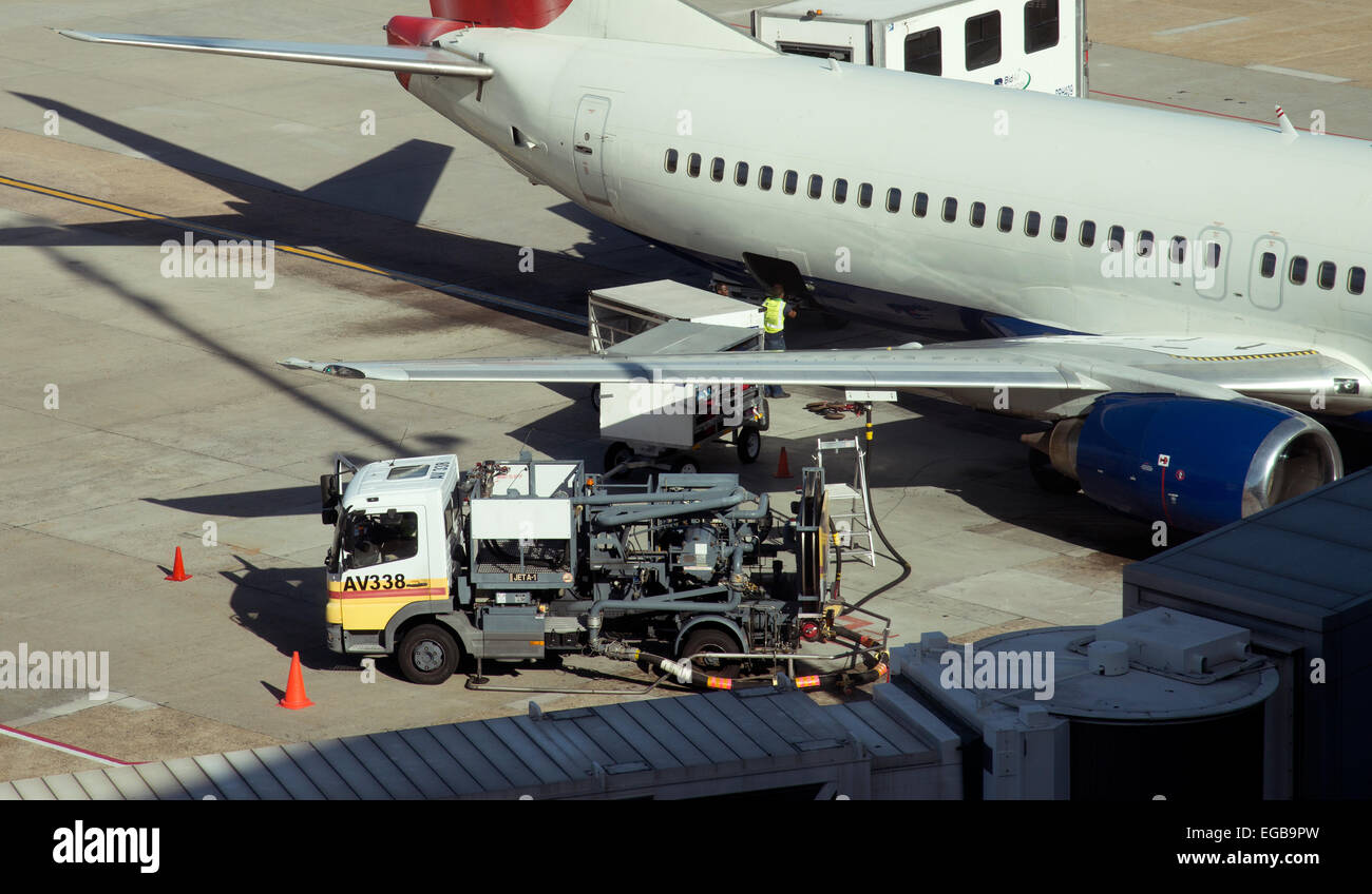 Aircraft refuelling hi-res stock photography and images - Alamy
