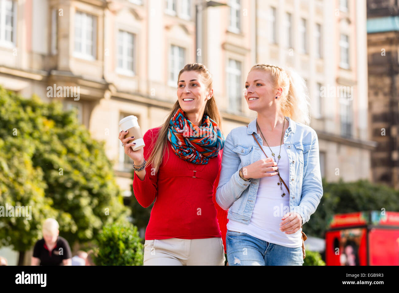 Women friends vacation city sightseeing hi-res stock photography and ...