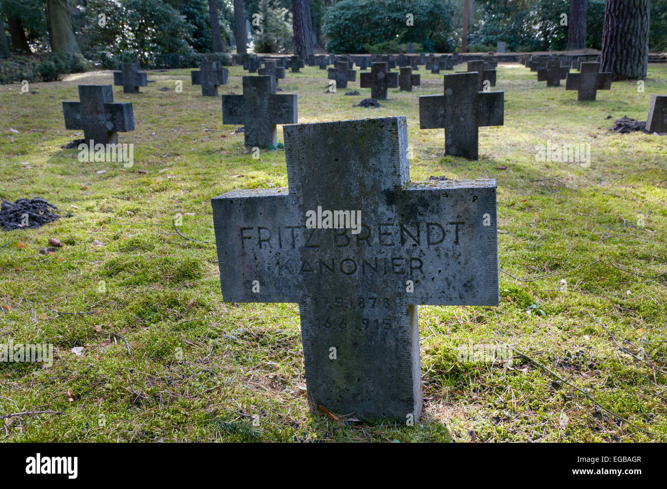 Ww1 cemetery crosses hi-res stock photography and images - Alamy