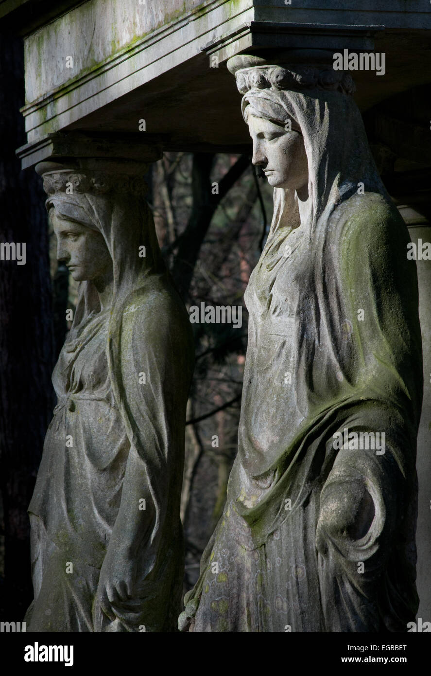 Stone angel sculptures on grand tomb, Stahnsdorf Cemetery near Berlin ...