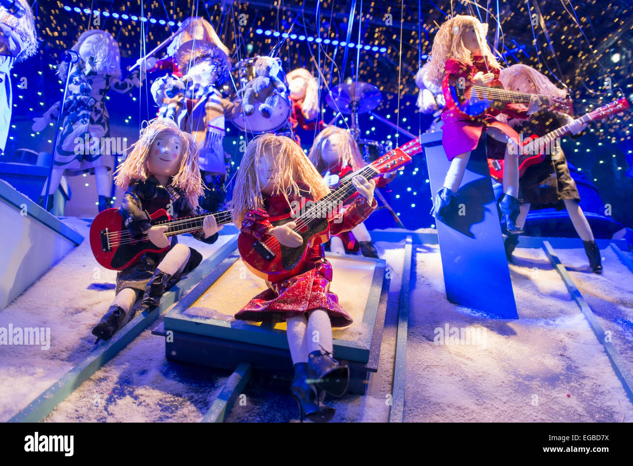 Burberry themed Christmas window decorations Au Printemps department ...
