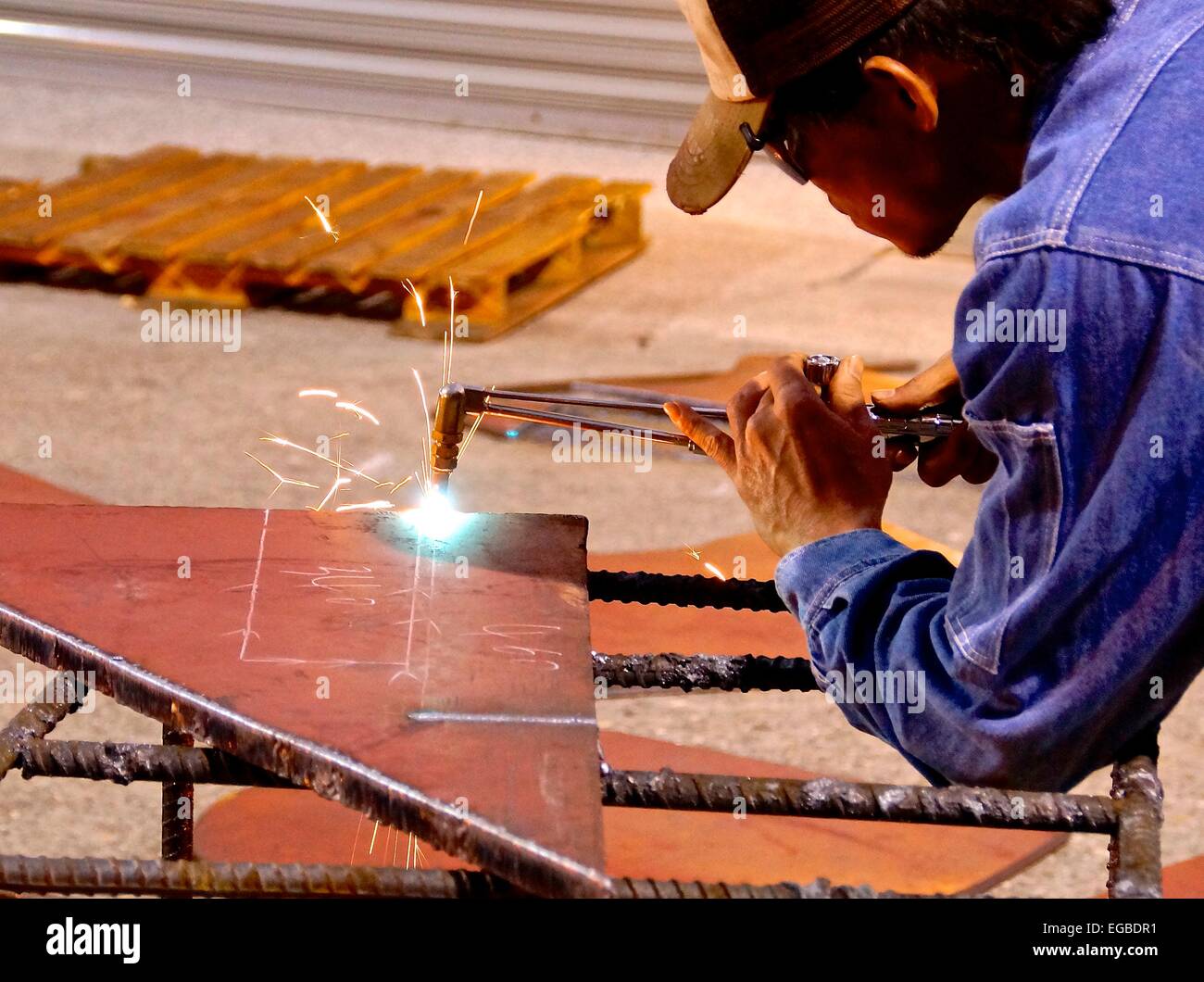 Oxygen and acetylene torch cutting steel with sparks Stock Photo - Alamy