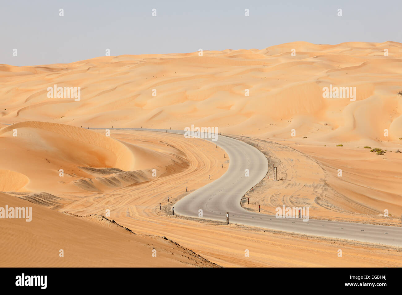 Road through the desert in Liwa Oasis area, Emirate of Abu Dhabi ...