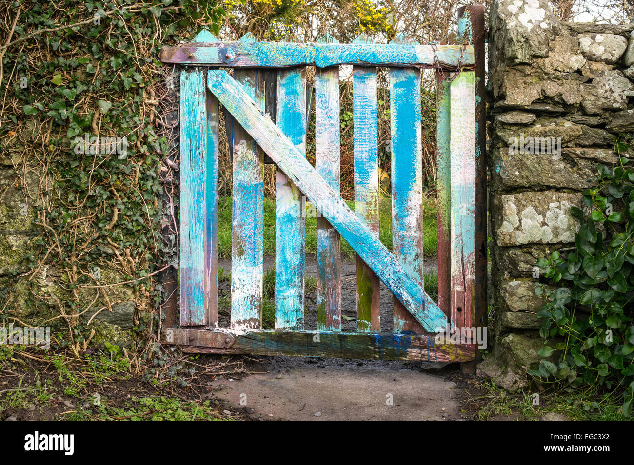 A wooden gate on a path to a cottage Stock Photo - Alamy