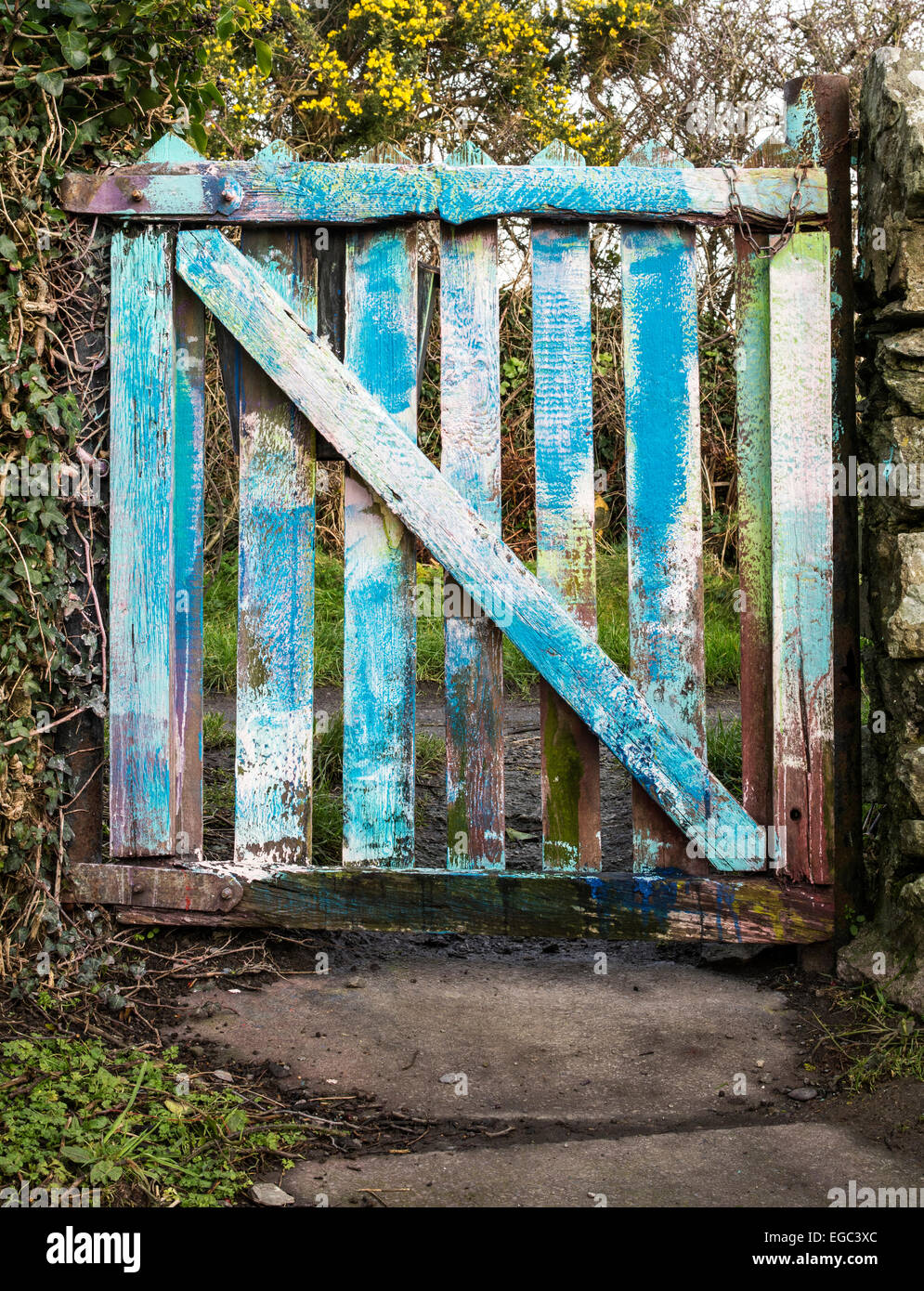 A wooden gate on a path to a cottage Stock Photo - Alamy