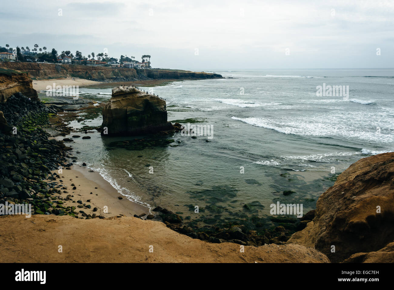 Cliffs along the Pacific Ocean at Sunset Cliffs Natural Park in Point ...
