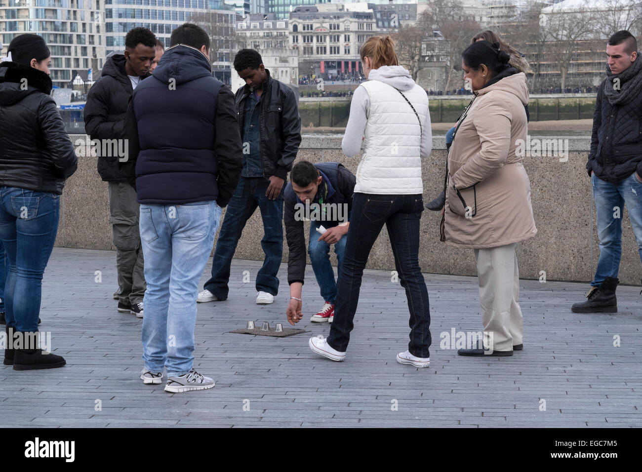 Street gambling on London's Southbank Stock Photo - Alamy